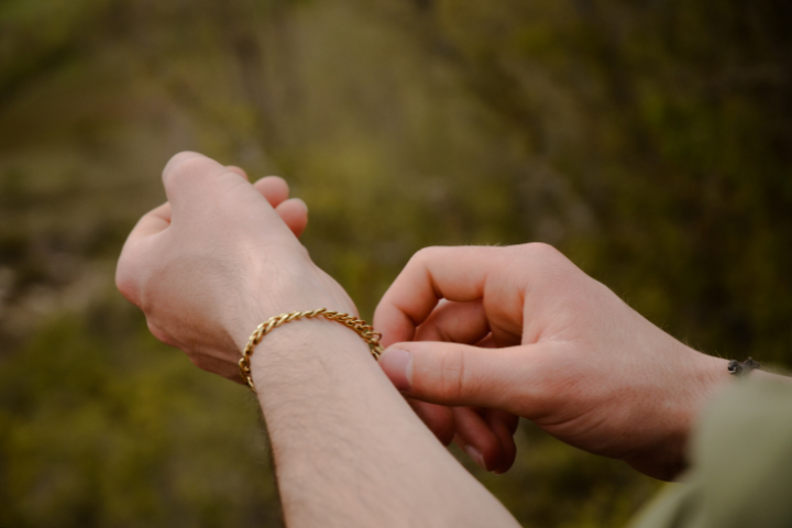 Guide to Learning How to Wear Bracelets for Men & Women